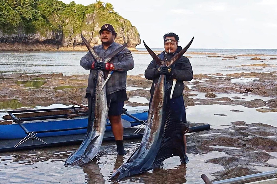Fishing from Small Canoes in Niue - The Fishing Website