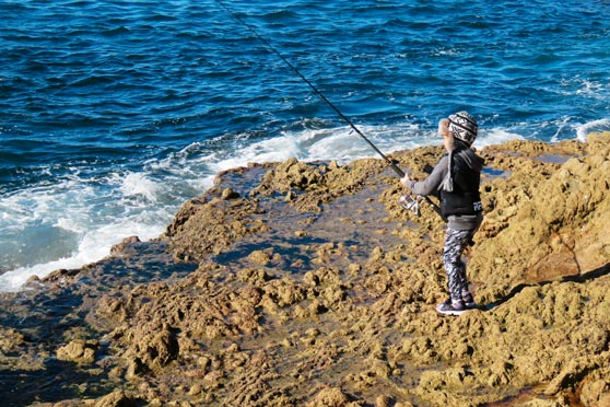 Fishing off the rocks - getting the kids involved - The Fishing Website