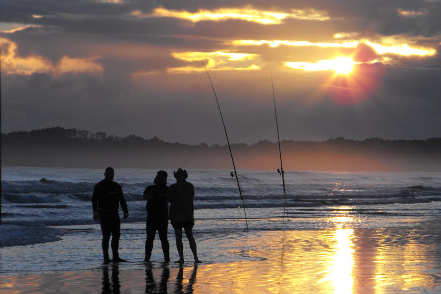 Catching a 30lb Snapper off the Shore - The Fishing Website